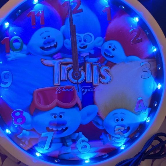 Trolls band together | Wall Decor | Trolls Band Together Led Clock ...